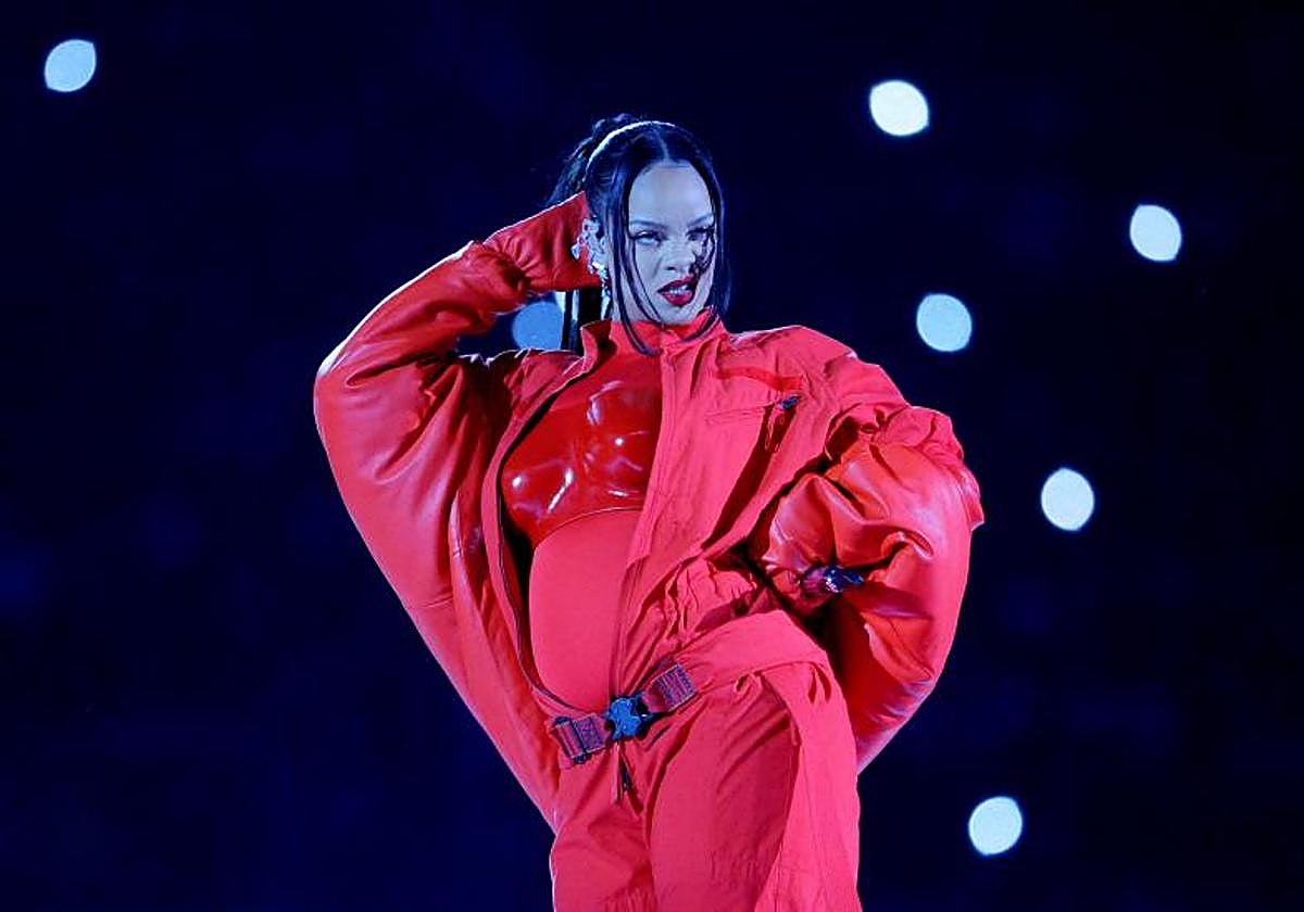 Rihanna se encumbra en su concierto de la Super Bowl y anuncia su segundo embarazo | El Correo